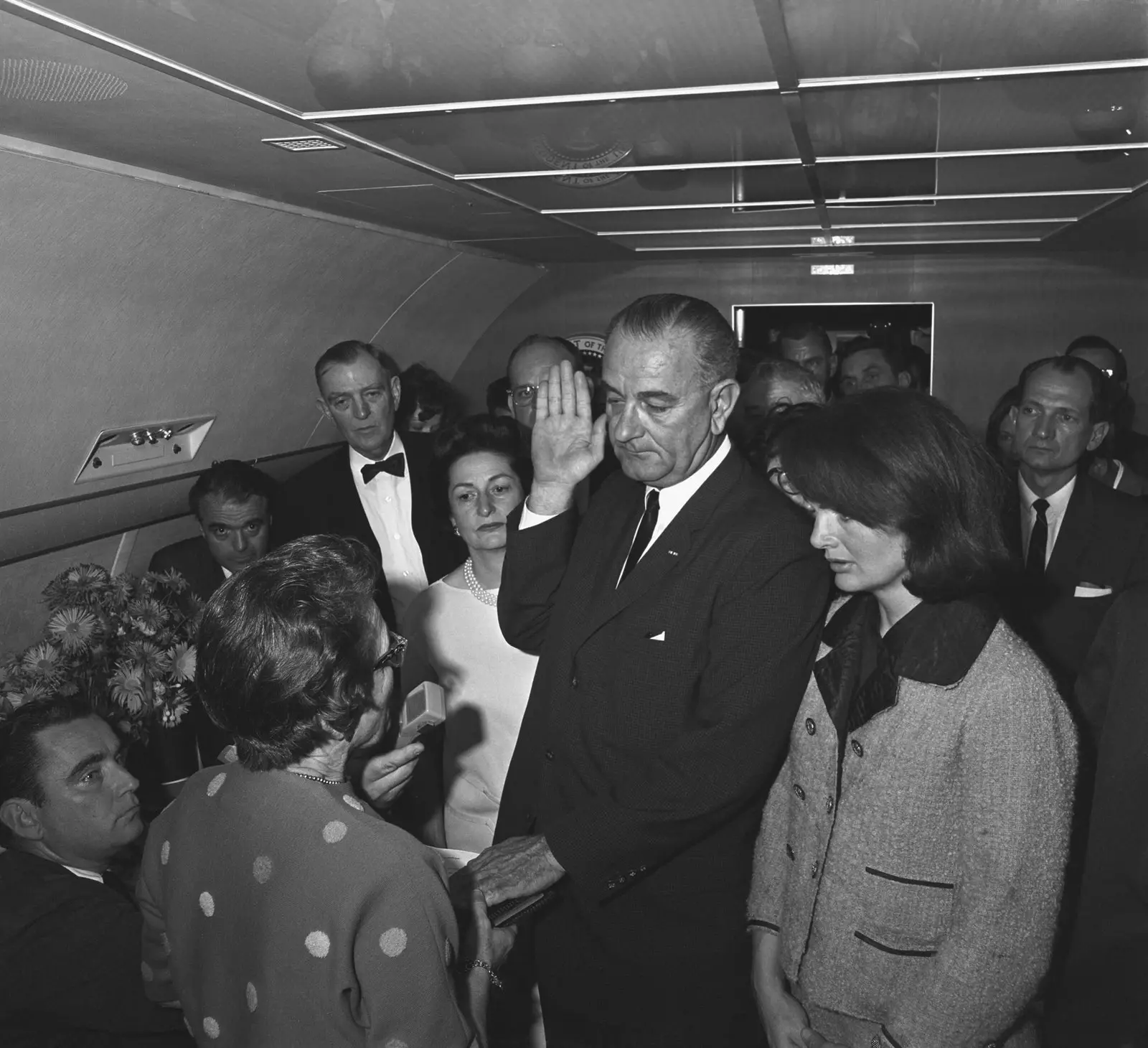 Lyndon B. Johnson lelungan karo Jackie Kennedy sawise mateni John F. Kennedy kanggo dilantik dadi presiden ...