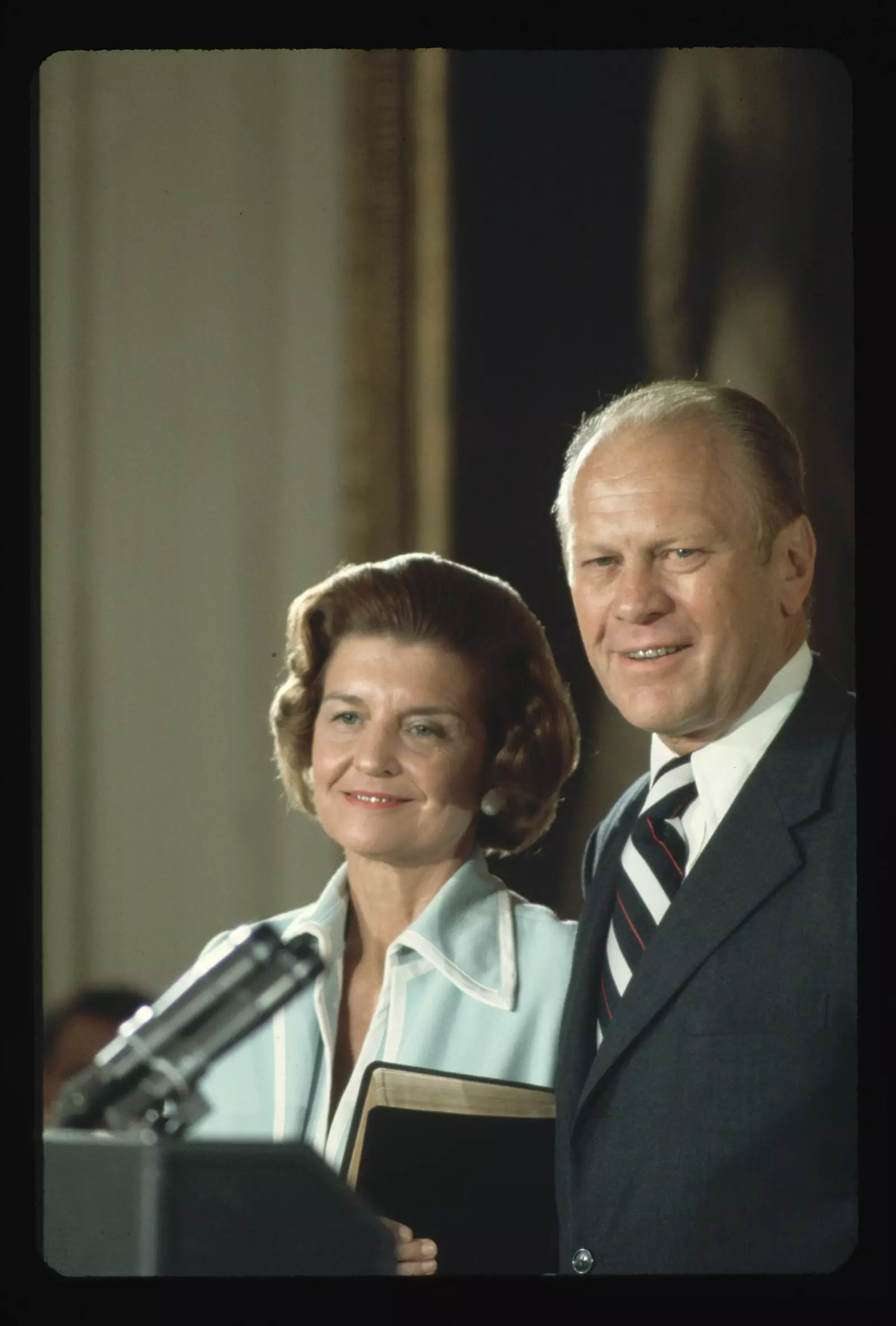 Betty Ford ngancani bojone Gerald Ford nalika dilantik dadi Presiden Amerika Serikat sawise Nixon budhal ...