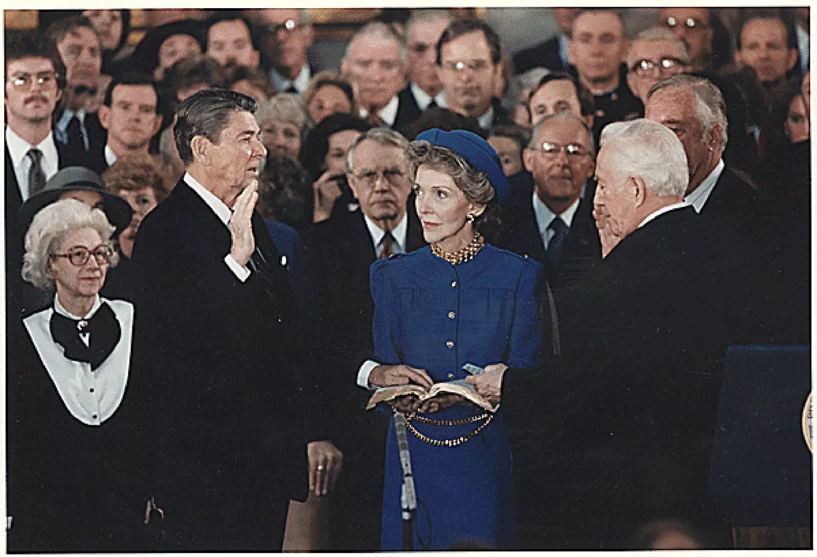 Ronald Reagan agus Nancy Reagan ag dara insealbhú uachtaránachta na bPoblachtánach ar 20 Eanáir, 1985.