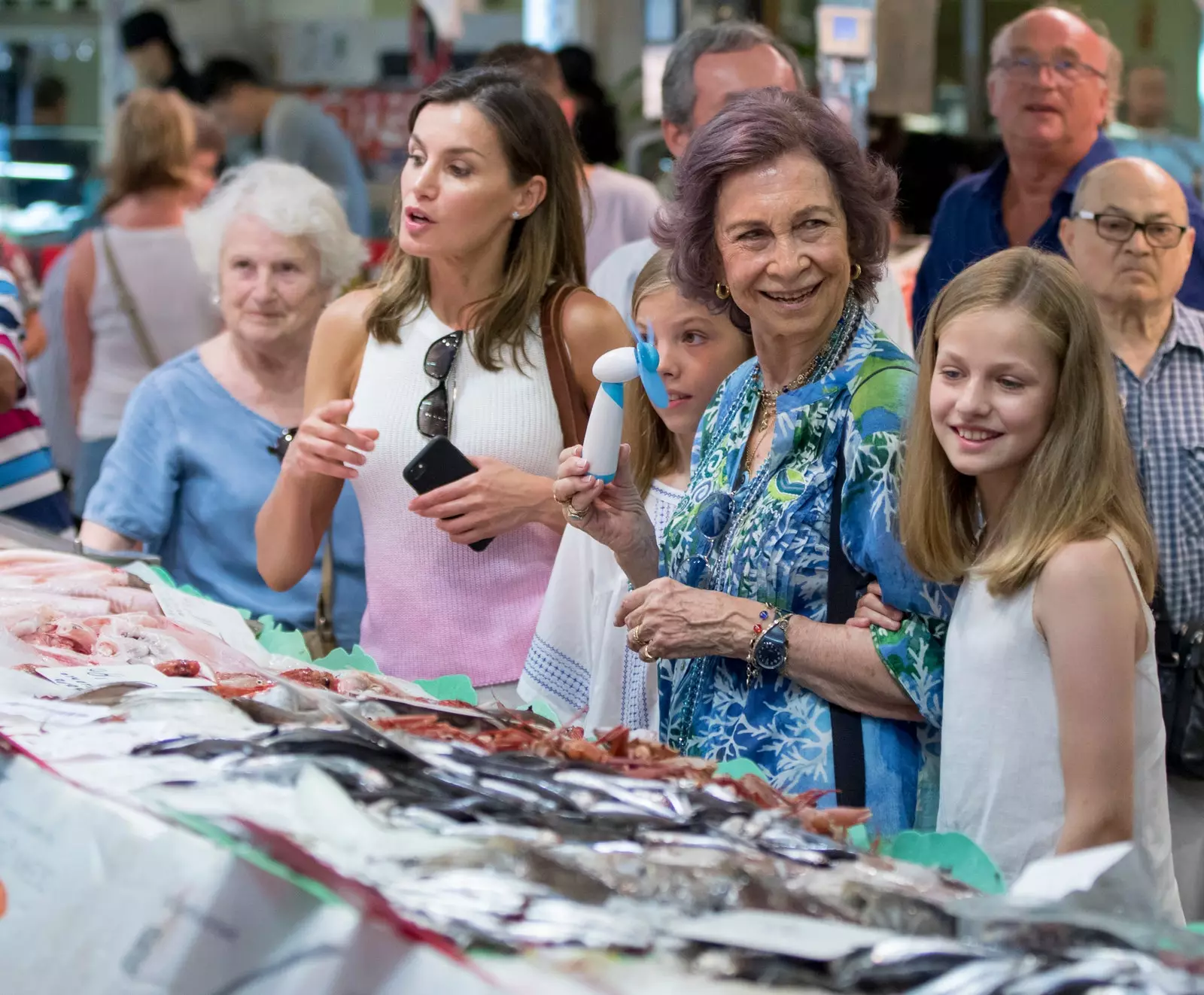 Doña Sofia, Mfumukazi Letizia, Mfumukazi Leonor ndi Infanta Sofía pamsika wa Mallorca