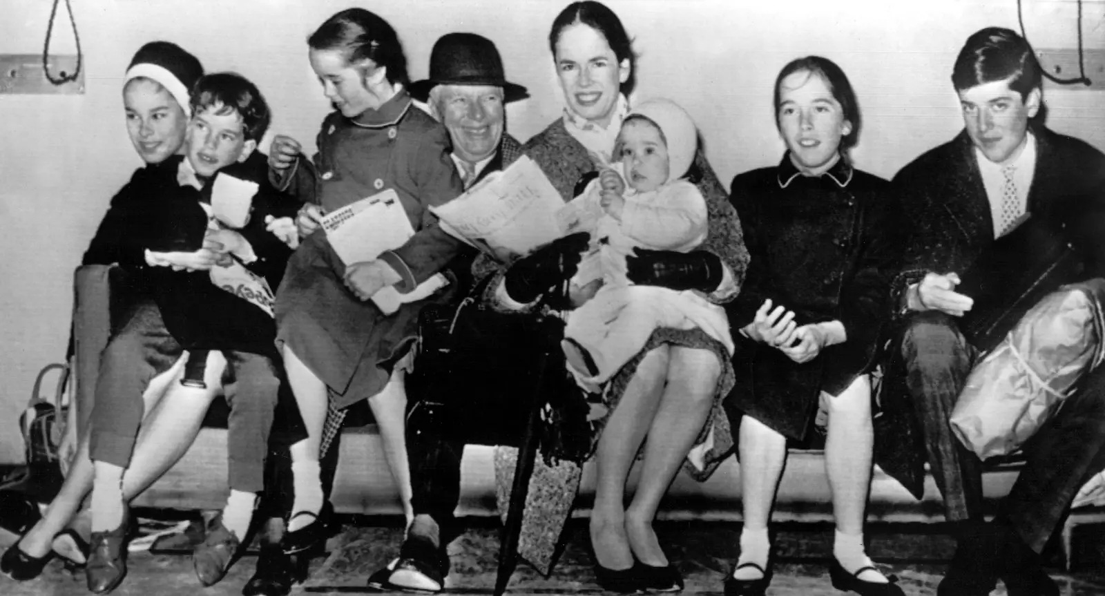 1961 में लंदन हवाई अड्डे पर चार्ल्स और ओना चैपलिन अपने छह बच्चों के साथ।