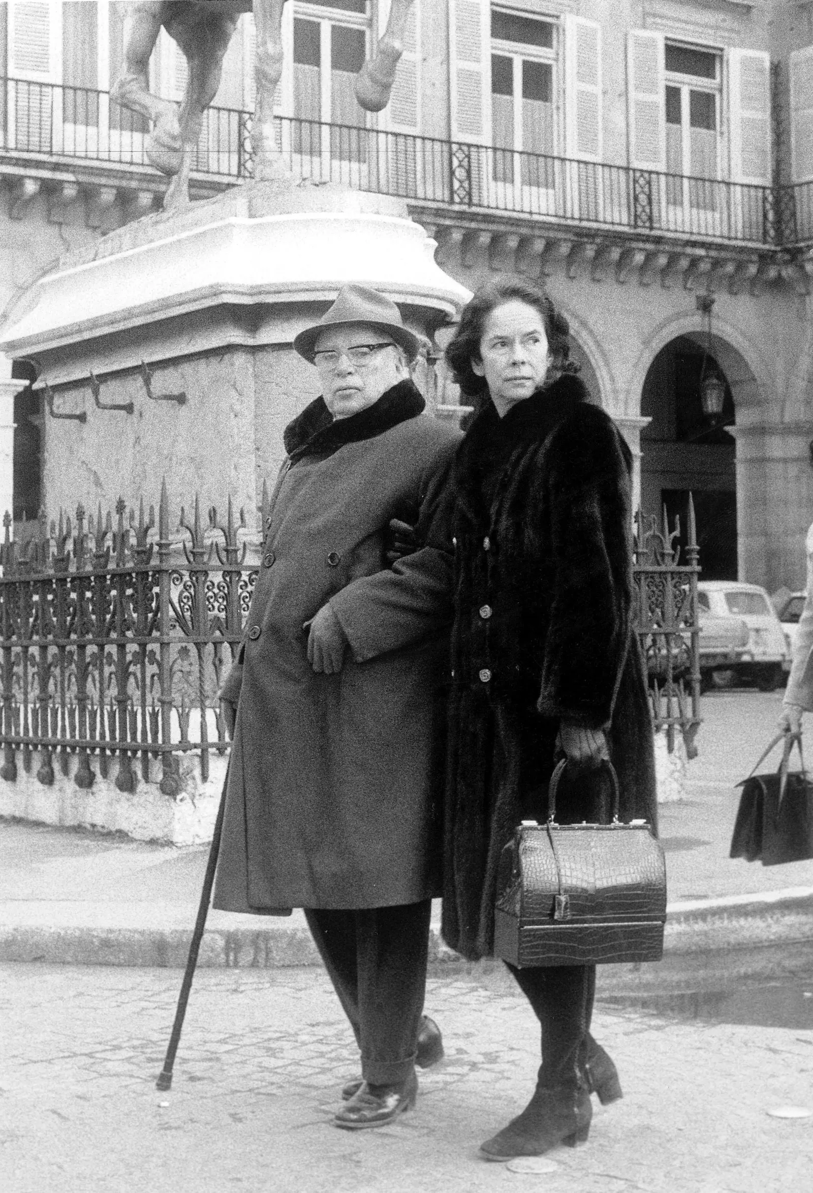 1973 में पेरिस में चार्ल्स और ओना चैपलिन।