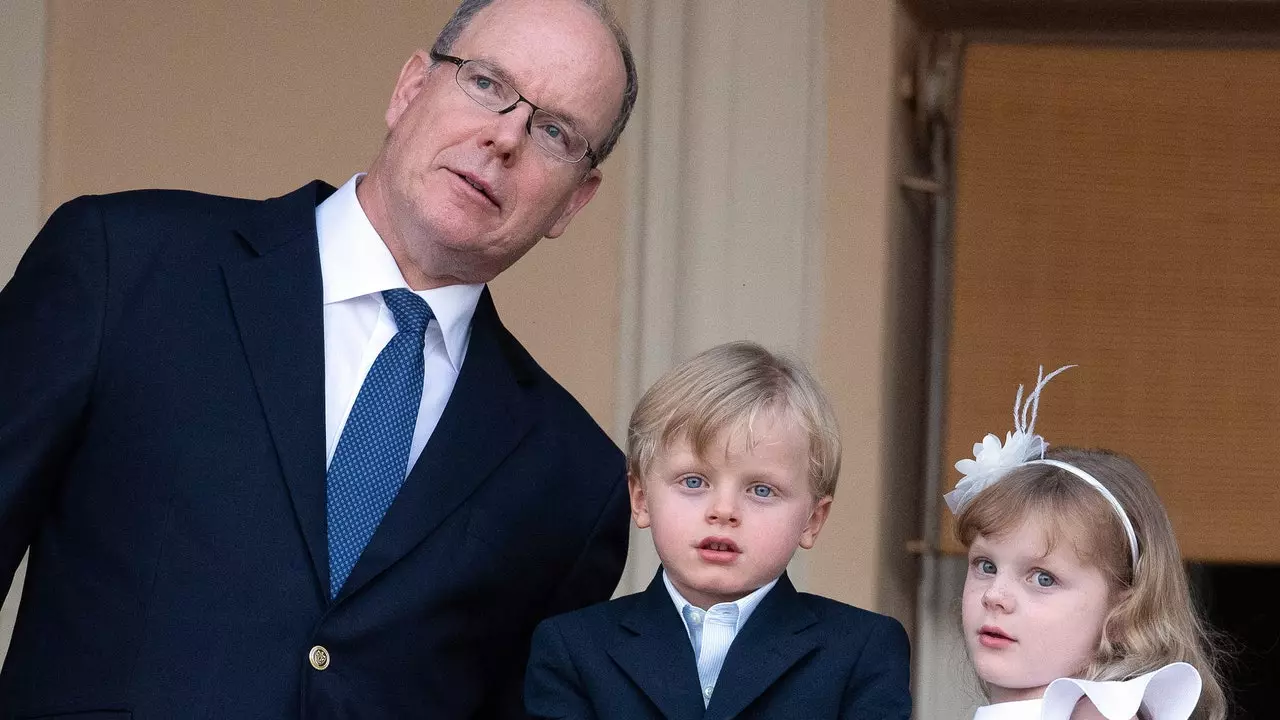 Albert of Monaco vie lapsensa (ilman Charlènea) Pariisin Disneylandiin