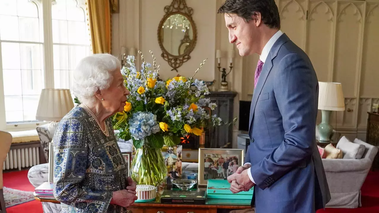 Elizabeth II's subtile gebaar fan stipe foar Oekraïne tidens har moeting mei Justin Trudeau yn Windsor