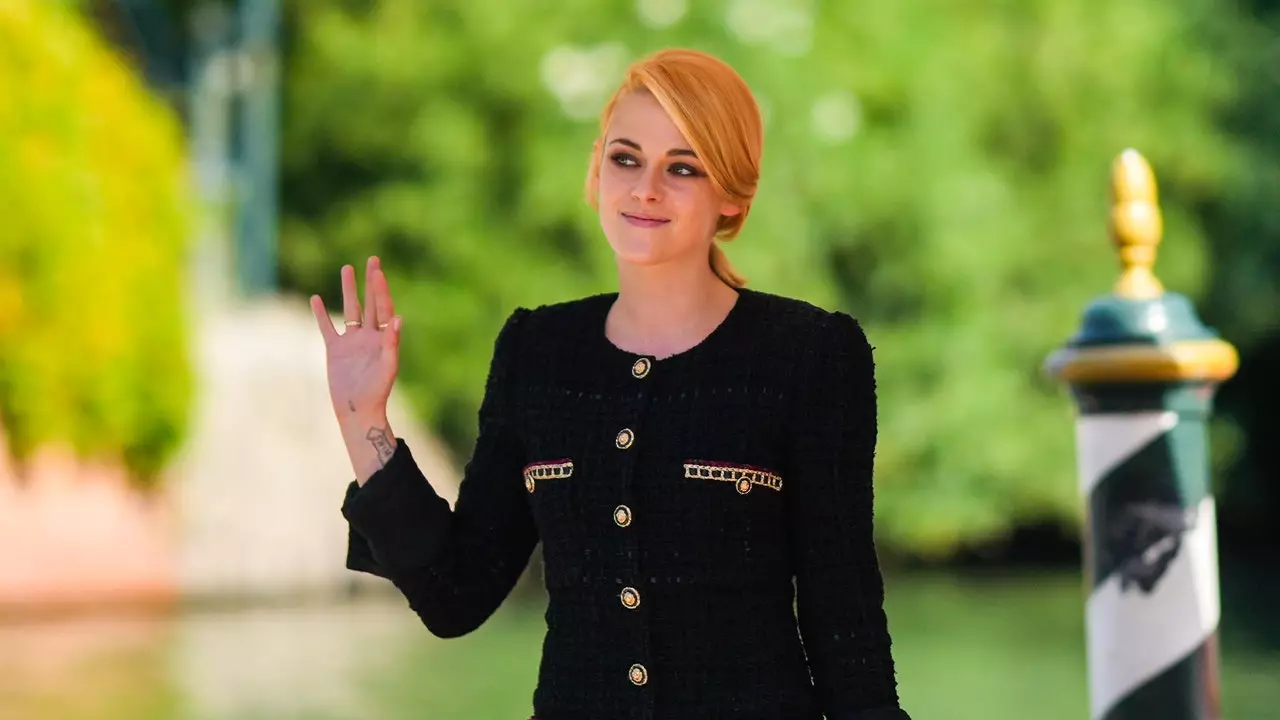 Kristen Stewart Venecijos kino festivalyje imituoja princesę Dianą, apsirengusią Chanel