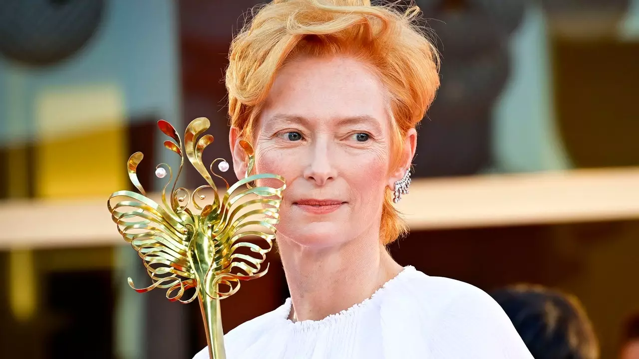 Tildos Swinton „björkiiškos“ kaukės paslaptis Venecijos kino festivalyje