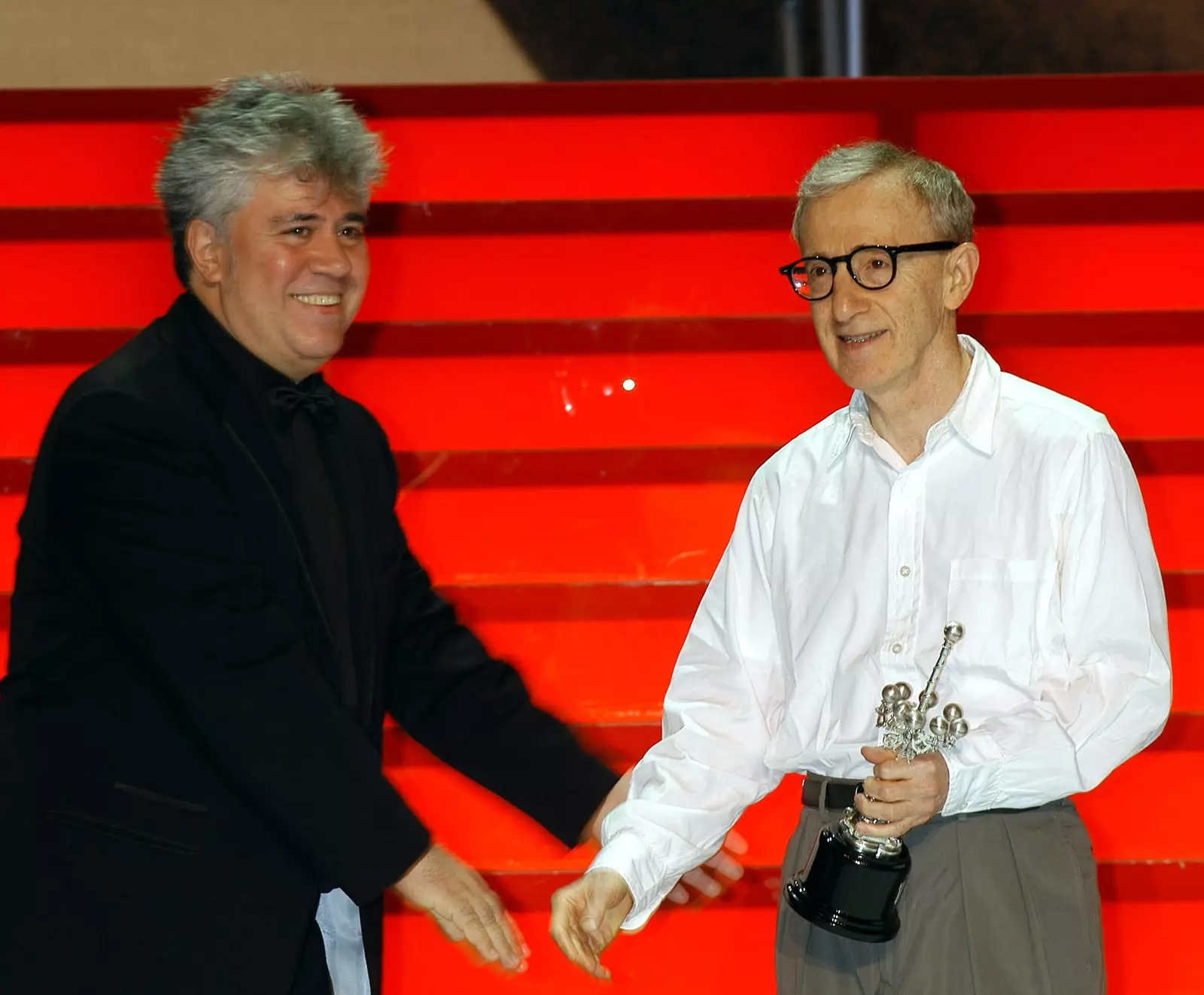 Педро Альмодовар вручает награду Donostia Вуди Аллену на фестивале в Сан-Себастьяне в 2014 году.