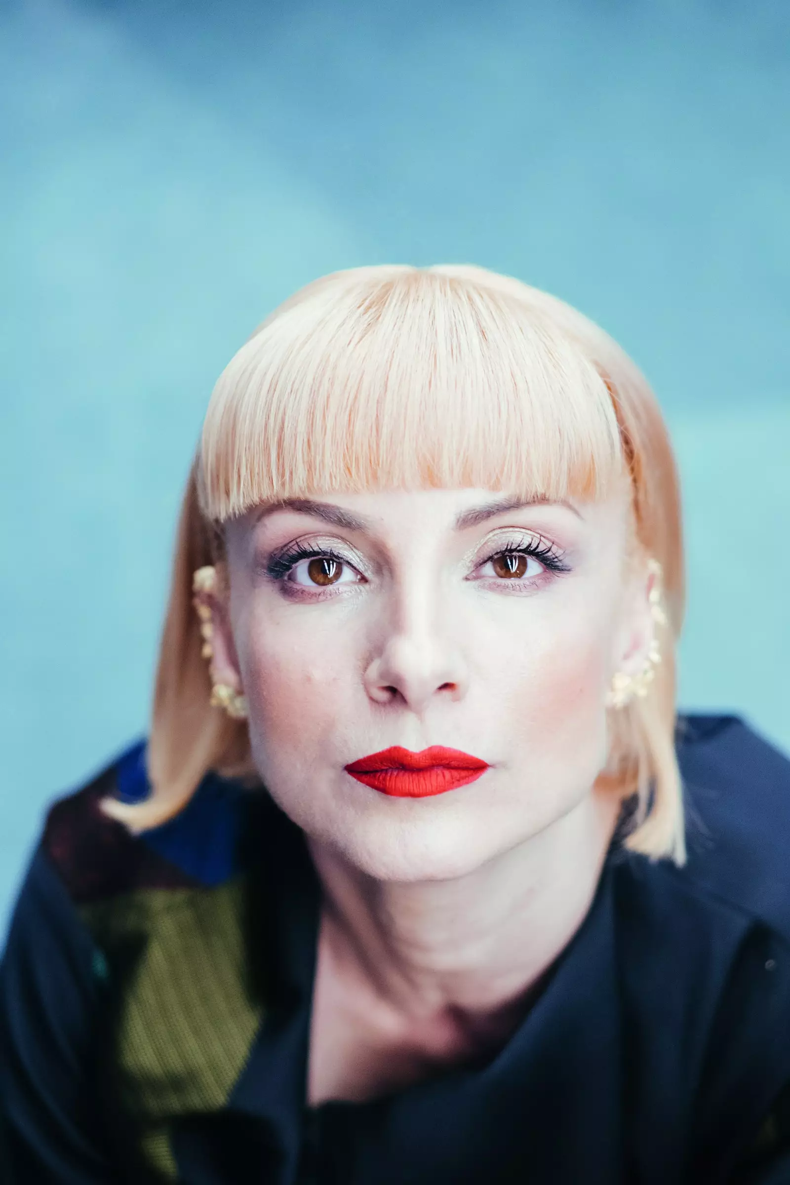 Close-up van die aktrise Najwa Nimri met haar lippe in rooi gegrimeer deur Raquel Álvarez vir Chanel.