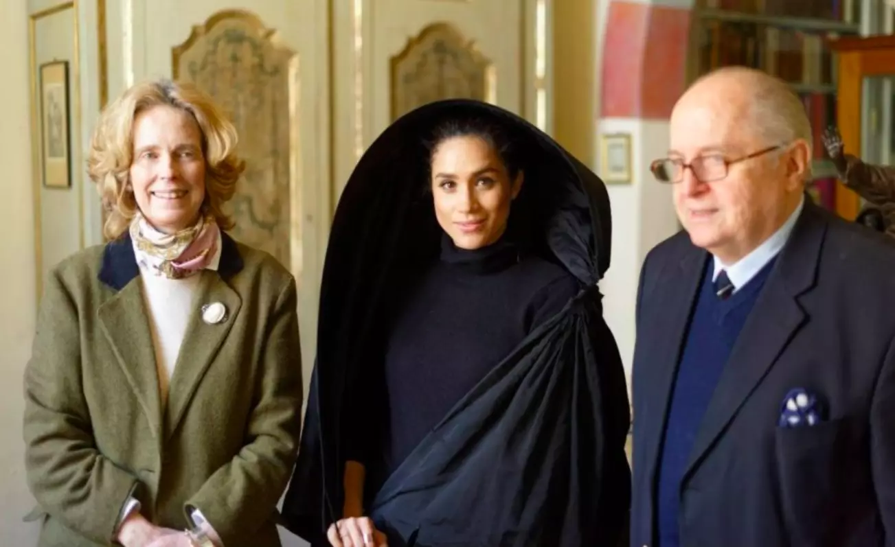 Meghan Markle ក្នុងដំណើរទស្សនកិច្ចរបស់នាងទៅកាន់ប្រទេសម៉ាល់តាក្នុងឆ្នាំ 2015 ជាមួយ Nicholas de Piro និងភរិយារបស់គាត់គឺ Frances ។