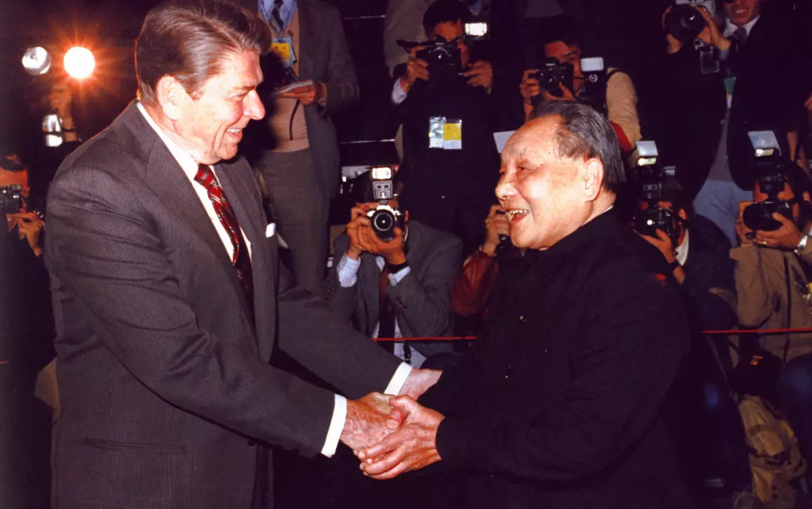 Ričards Niksons sveic prezidentu Denu Sjaopingu.
