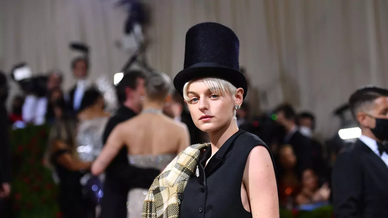 Pojedynek Diany: Elizabeth Debicki i Emma Corrin mierzy się stylem Lady Di na Met Gala