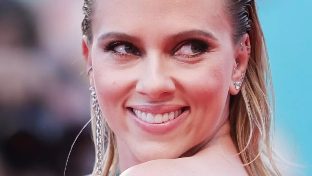 Scarlett Johansson ကို Venice ၏ ဇာတ်ဆောင်ဖြစ်လာစေသည့် Celine ၏ အံ့မခန်းဝတ်စုံ