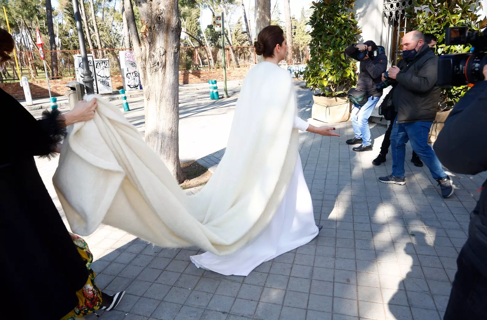 Alejandra Ansón impressionne avec une robe de mariée simple et une cape en laine avec une queue