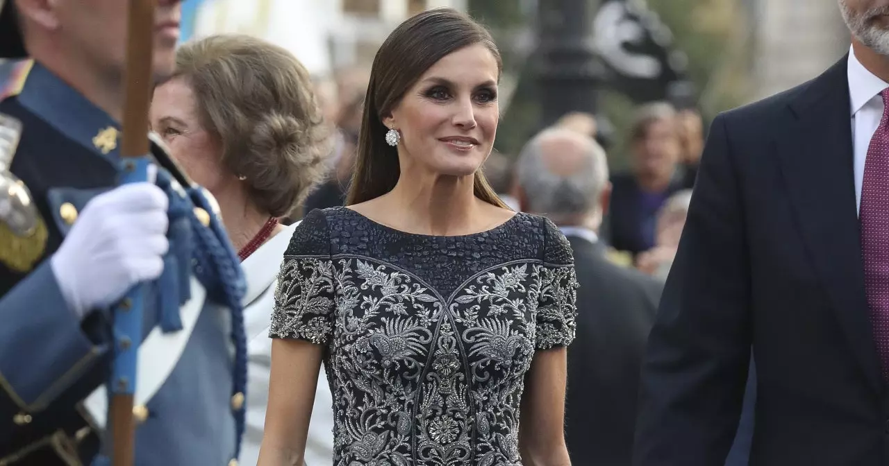 Doña Letizia sy Paloma Rocasolano mitafy toa an'i Felipe Varela amin'ny Loka Princess of Asturias