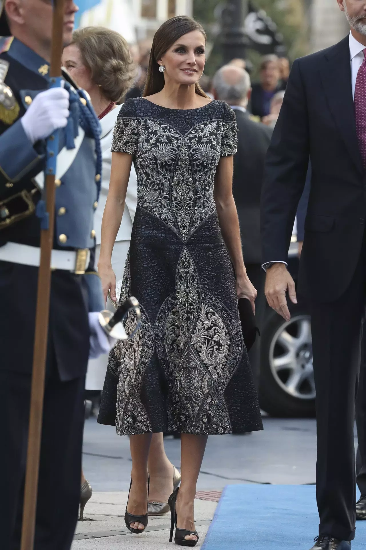 Doña Letizia နှင့် Paloma Rocasolano တို့သည် Asturias ၏ Princess Awards အတွက် Felipe Varela အဖြစ် ၀တ်စုံ