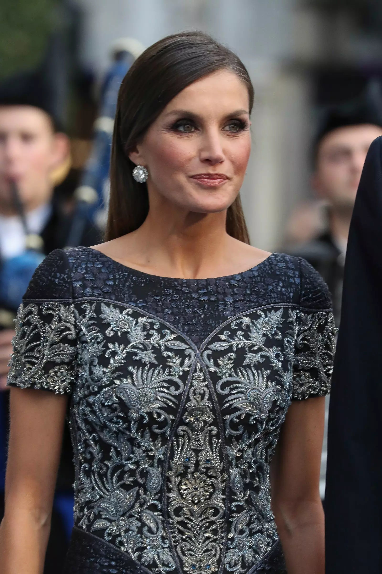 Doña Letizia နှင့် Paloma Rocasolano တို့သည် Asturias ၏ Princess Awards အတွက် Felipe Varela အဖြစ် ၀တ်စုံ