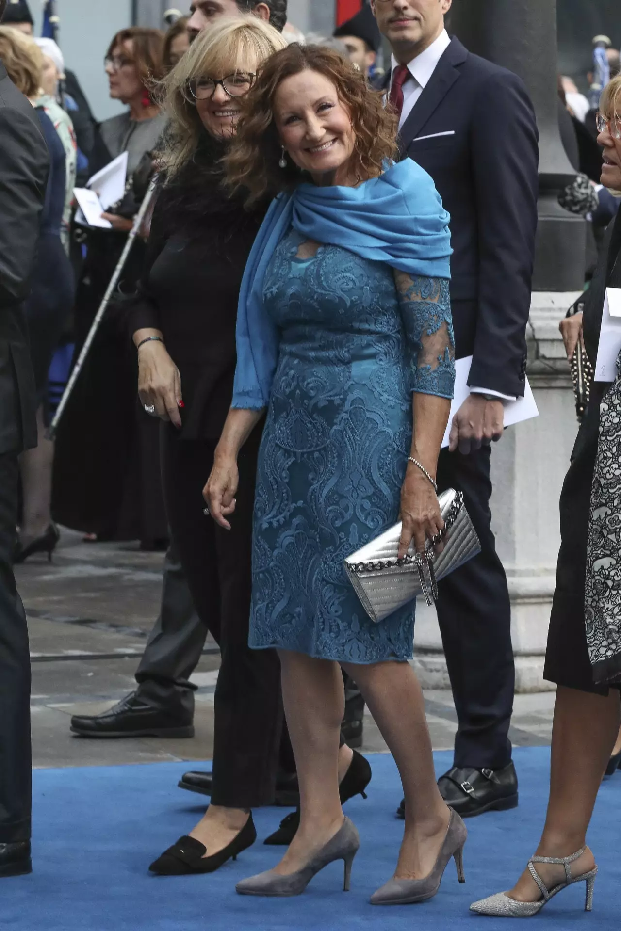 Doña Letizia နှင့် Paloma Rocasolano တို့သည် Asturias ၏ Princess Awards အတွက် Felipe Varela အဖြစ် ၀တ်စုံ