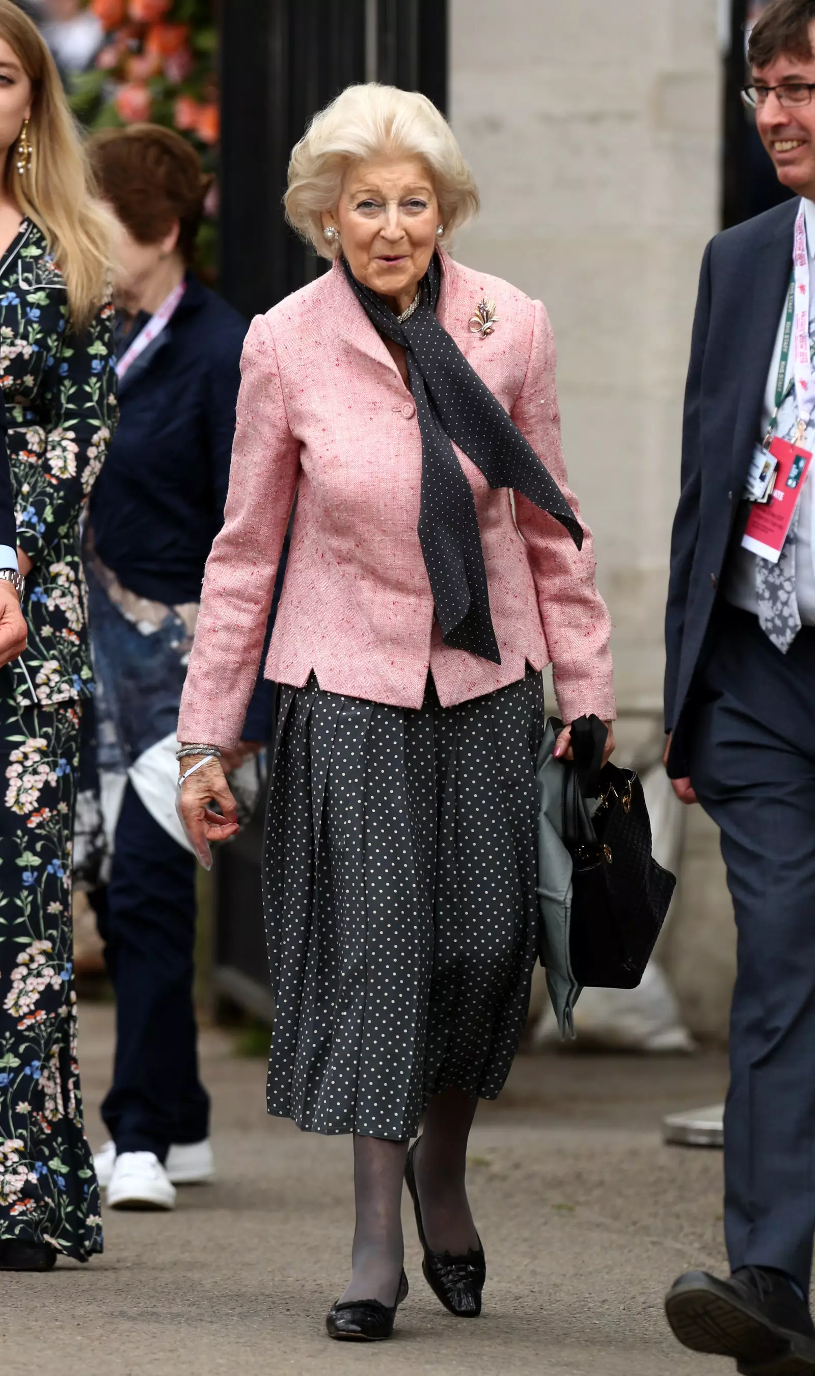 La princesa Alexandra amb vestit vaporós de lunars i americana rosa