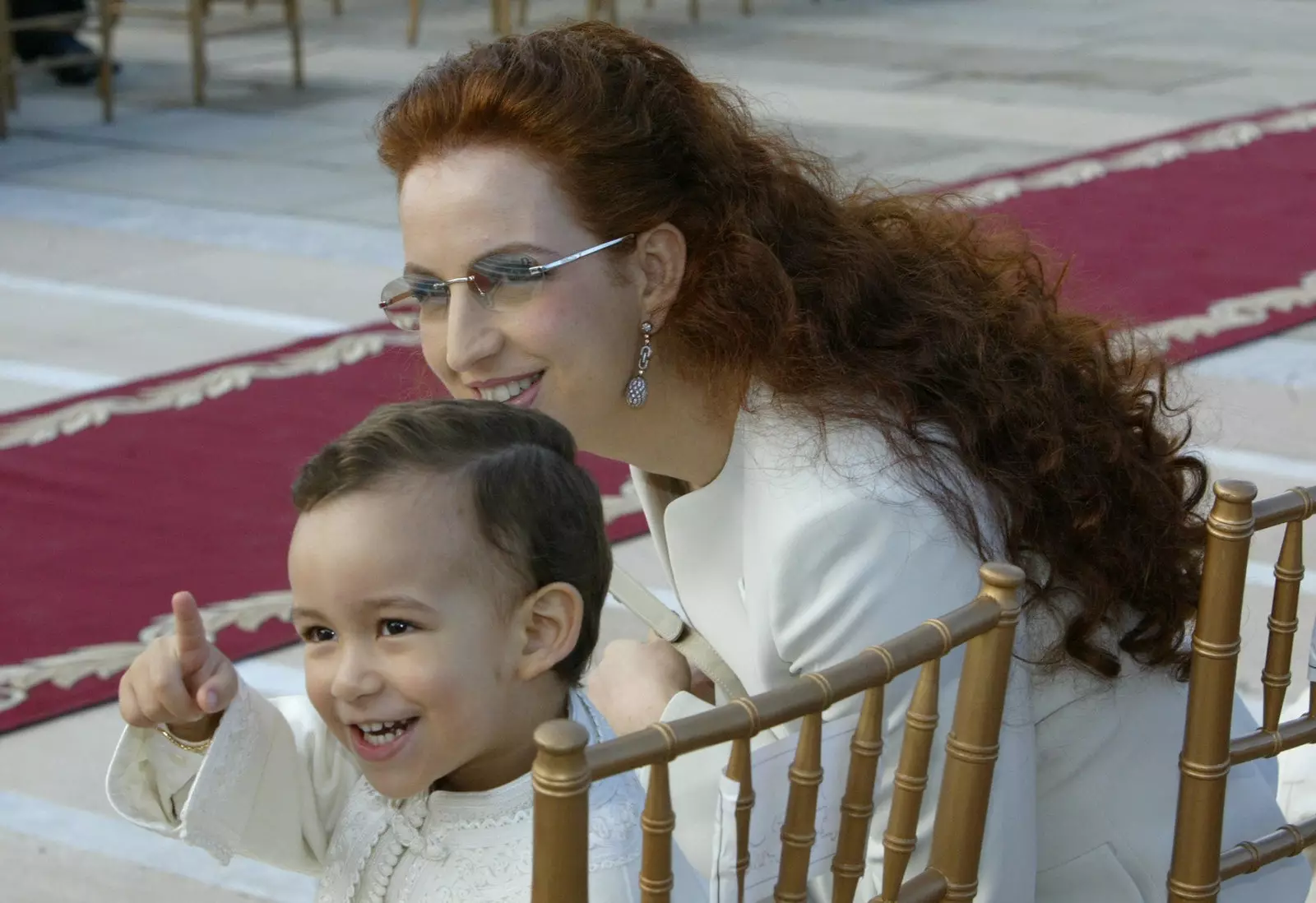 2005 年与他的母亲拉拉·萨尔玛 (Lalla Salma)。