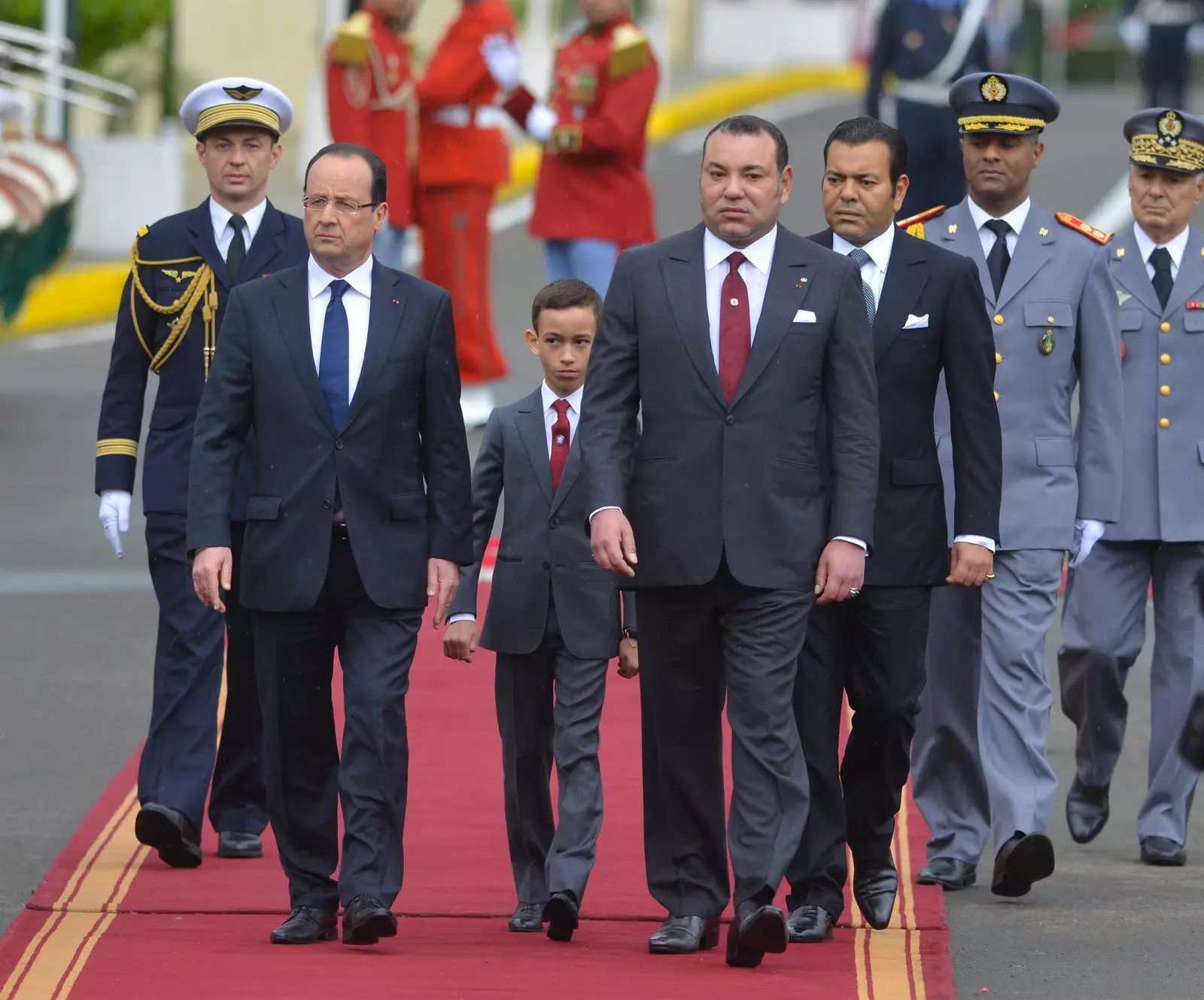 Raja Maghribi dan anaknya menerima Hollande di Casablanca pada tahun 2013.