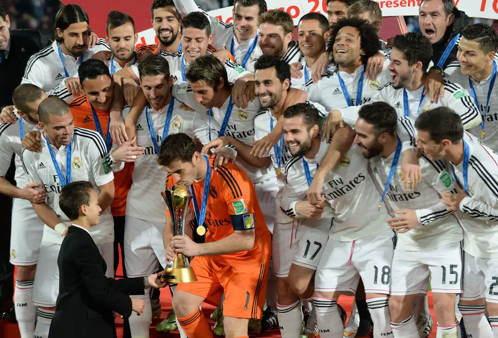 Princas įteikia Madrido „Real“ trofėjų po to, kai laimėjo 2015 metų FIFA pasaulio klubų taurę.