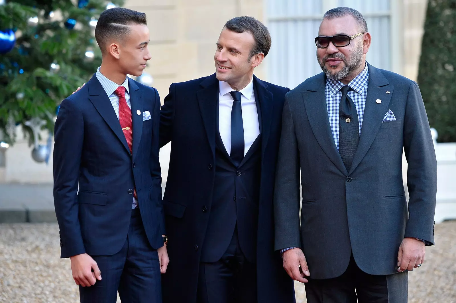 Cùng với Macron và cha của anh ấy ở Paris vào năm 2017.