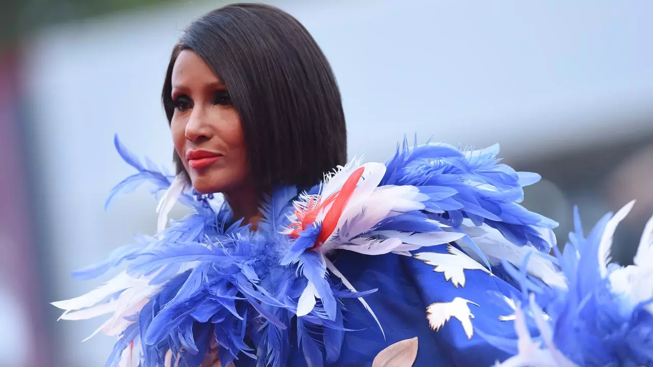 Iman aposta todo por Valentino Haute Couture no Festival de Venecia