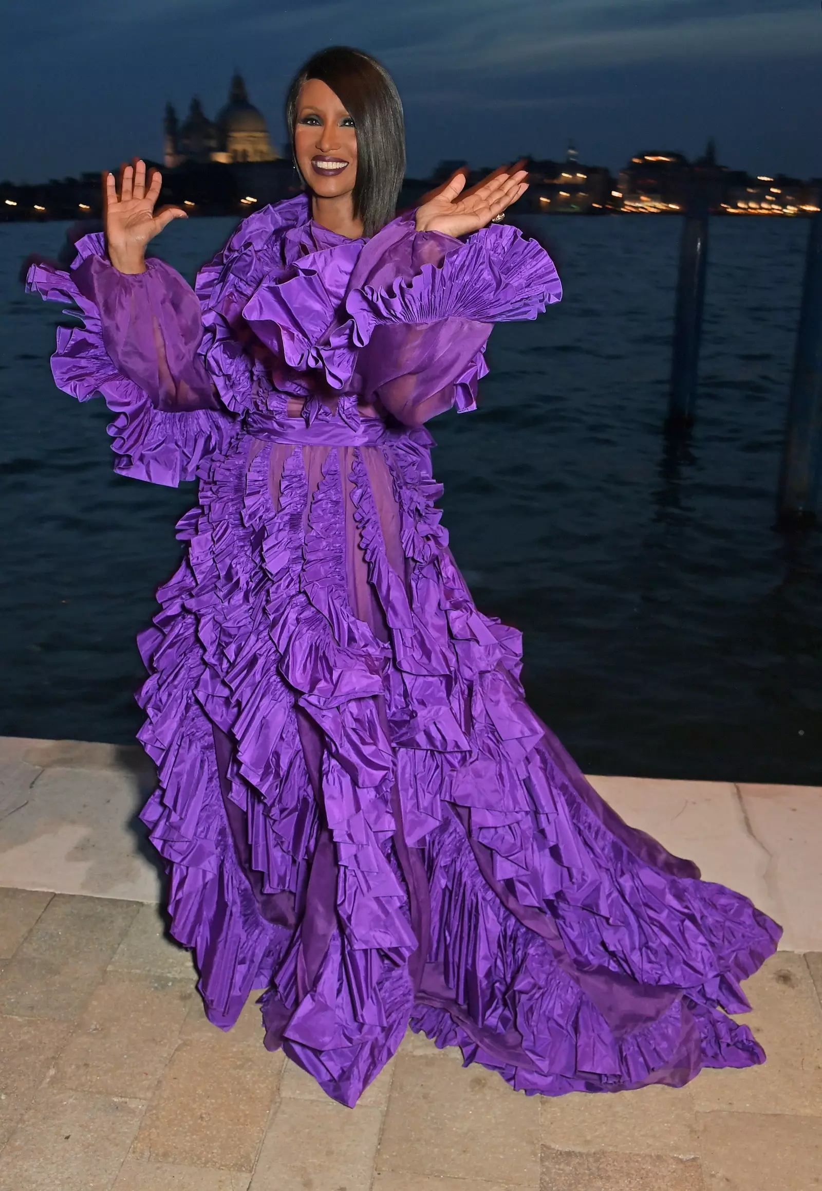 Iman geklee in Valentino Haute Couture.