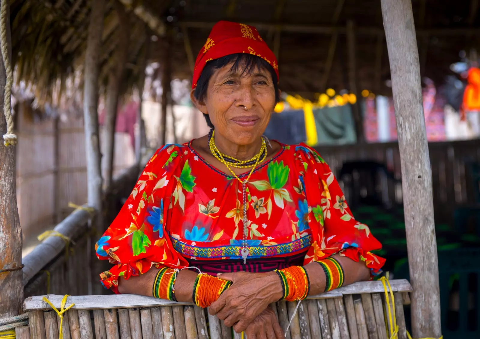 Donna Guna in una bancarella che vende molas e altri tipi di artigianato.