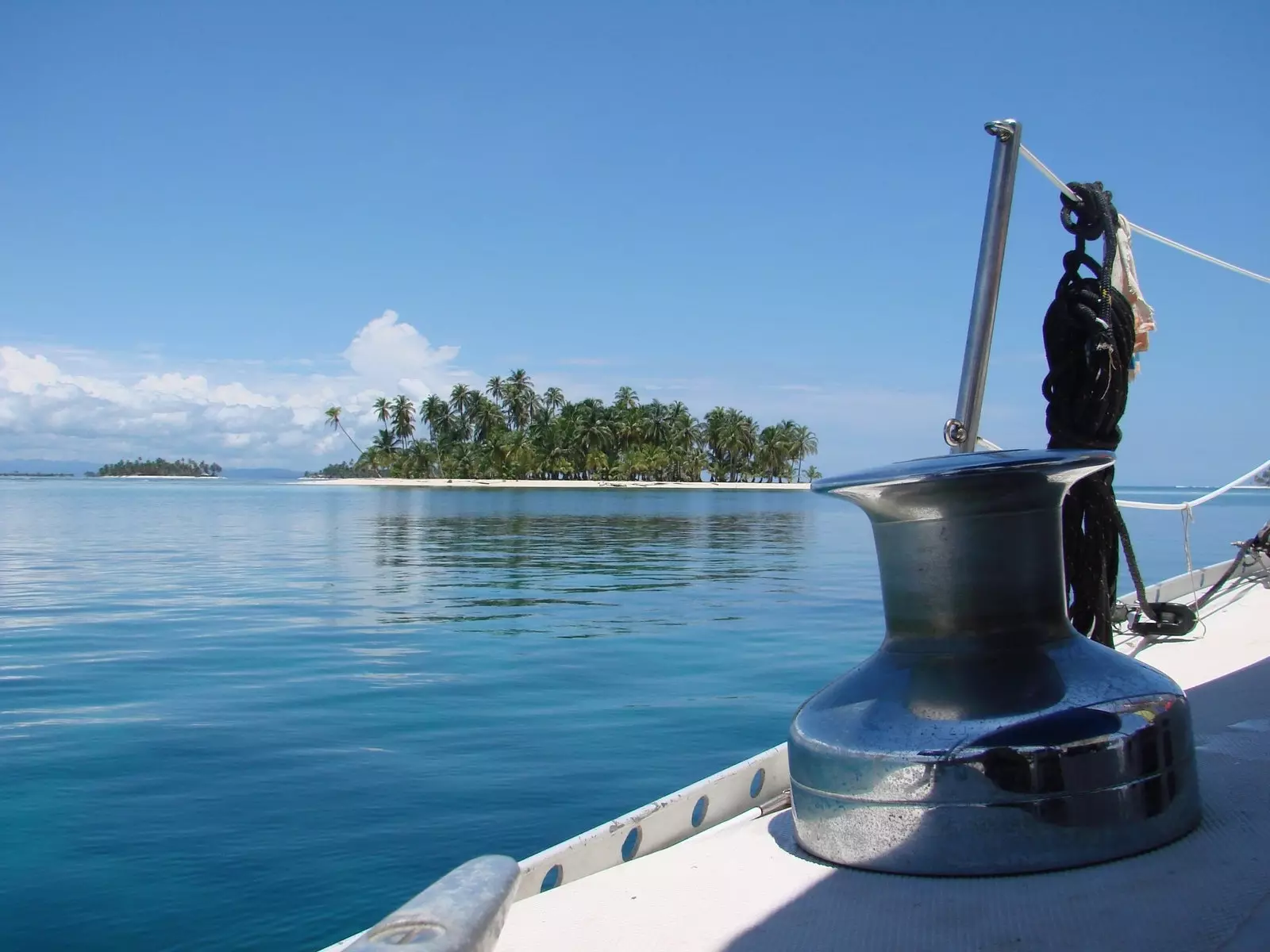 Isola dell'arcipelago di San Blas vista da una barca a vela.