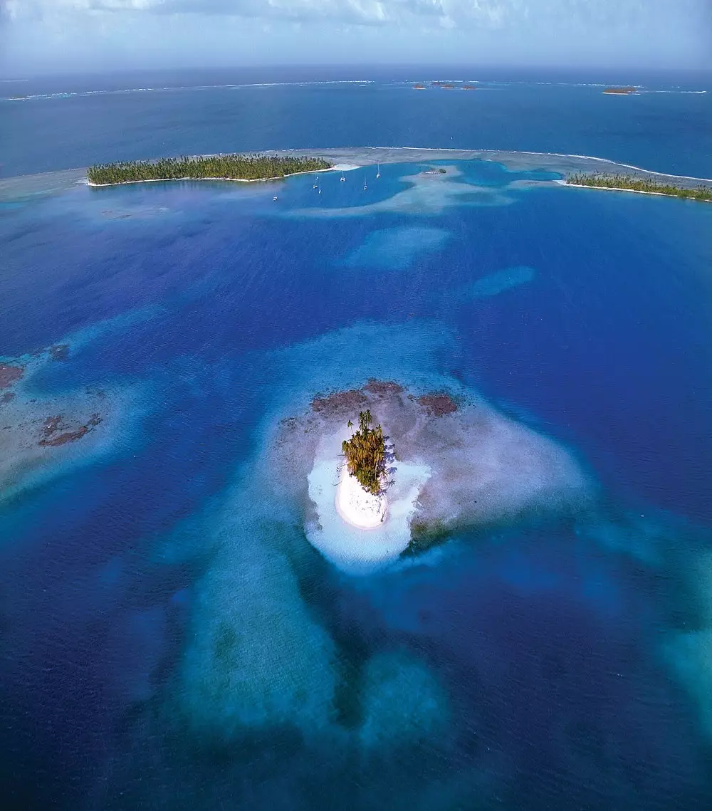 Lugfoto van die Guna Yala- of San Blas-argipel.