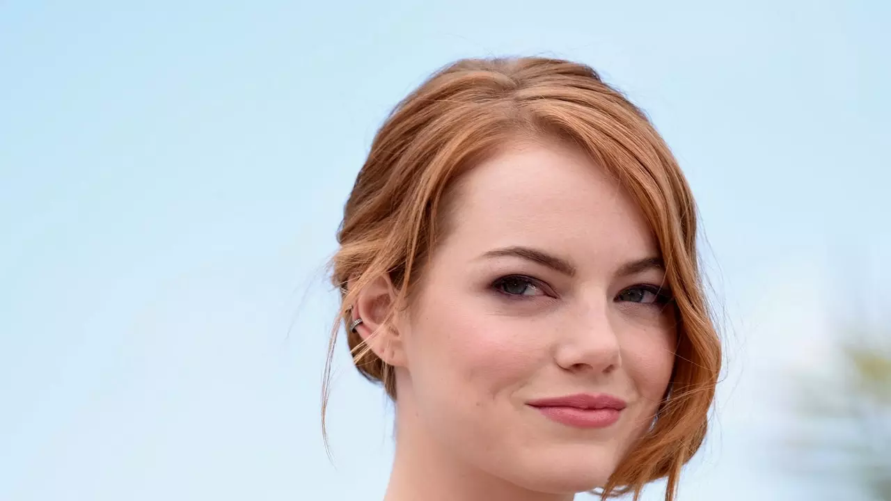 May mali sa 'looks' ni Emma Stone sa Venice at nasa paa niya ang susi