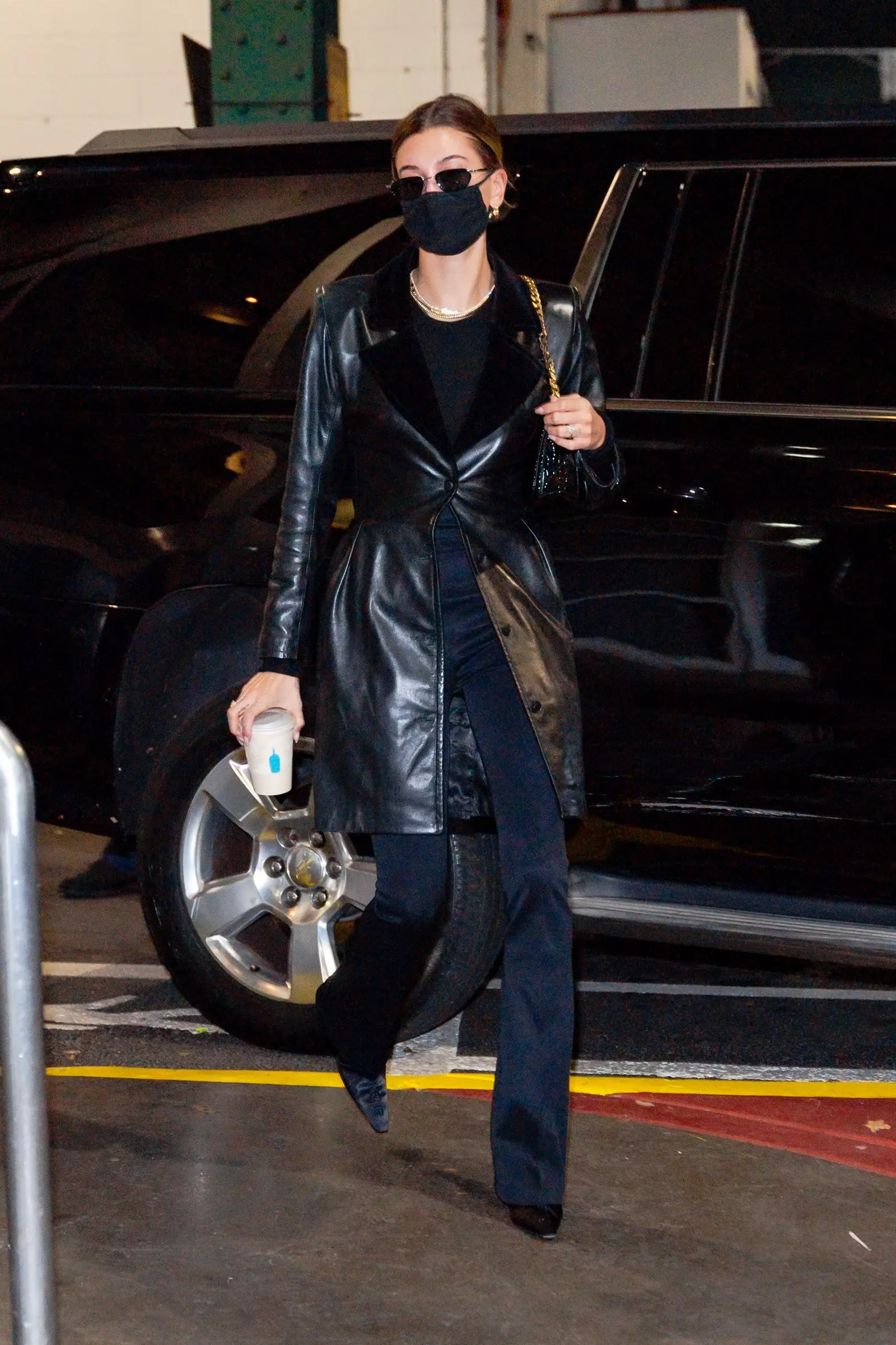 Hailey Baldwin anofamba mumigwagwa yeNew York mune 'vintage' Saint Laurent jasi.