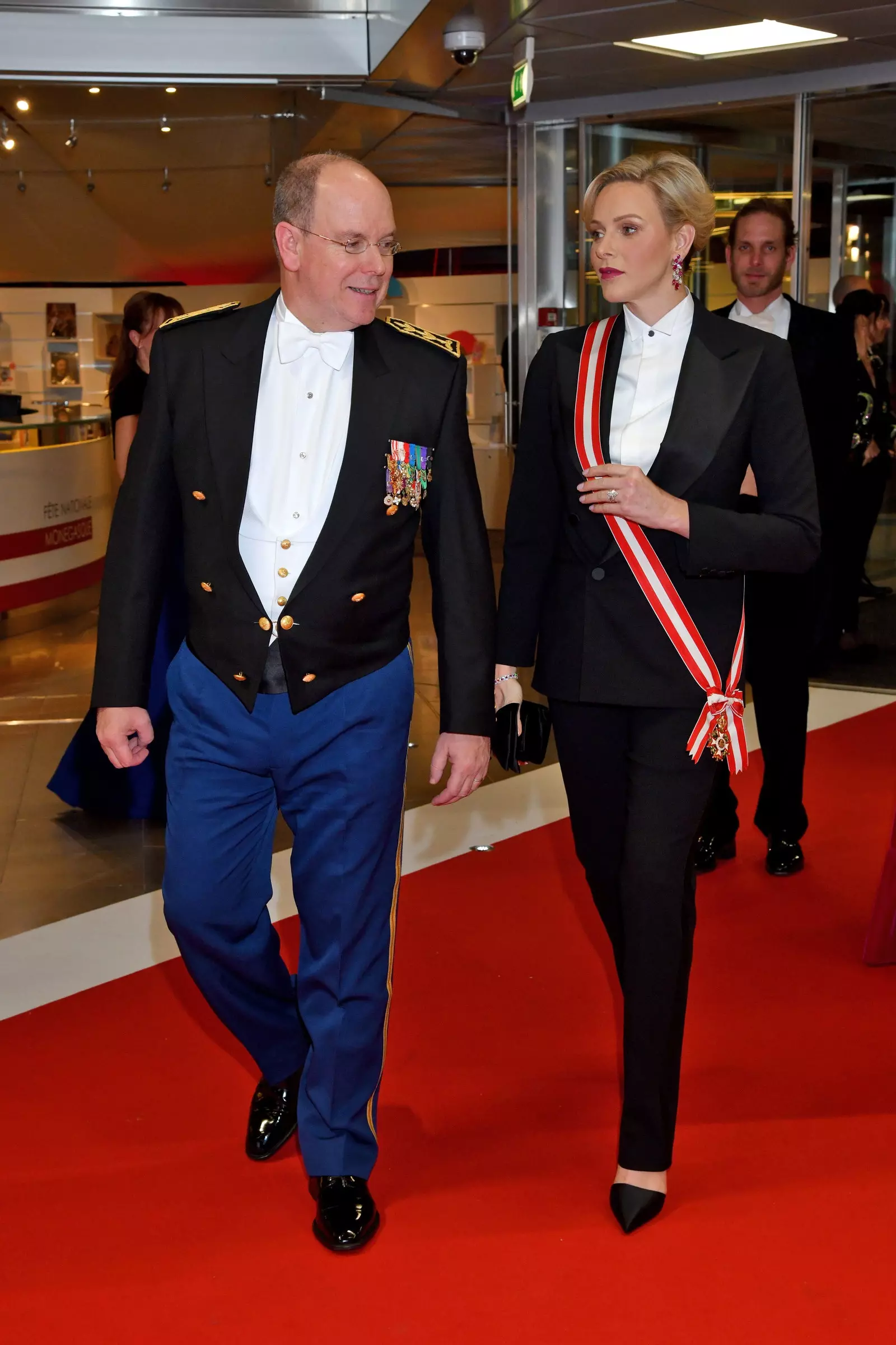 Il principe Alberto e sua moglie Charlene Wittstock arrivano alla celebrazione della festa nazionale del principato.