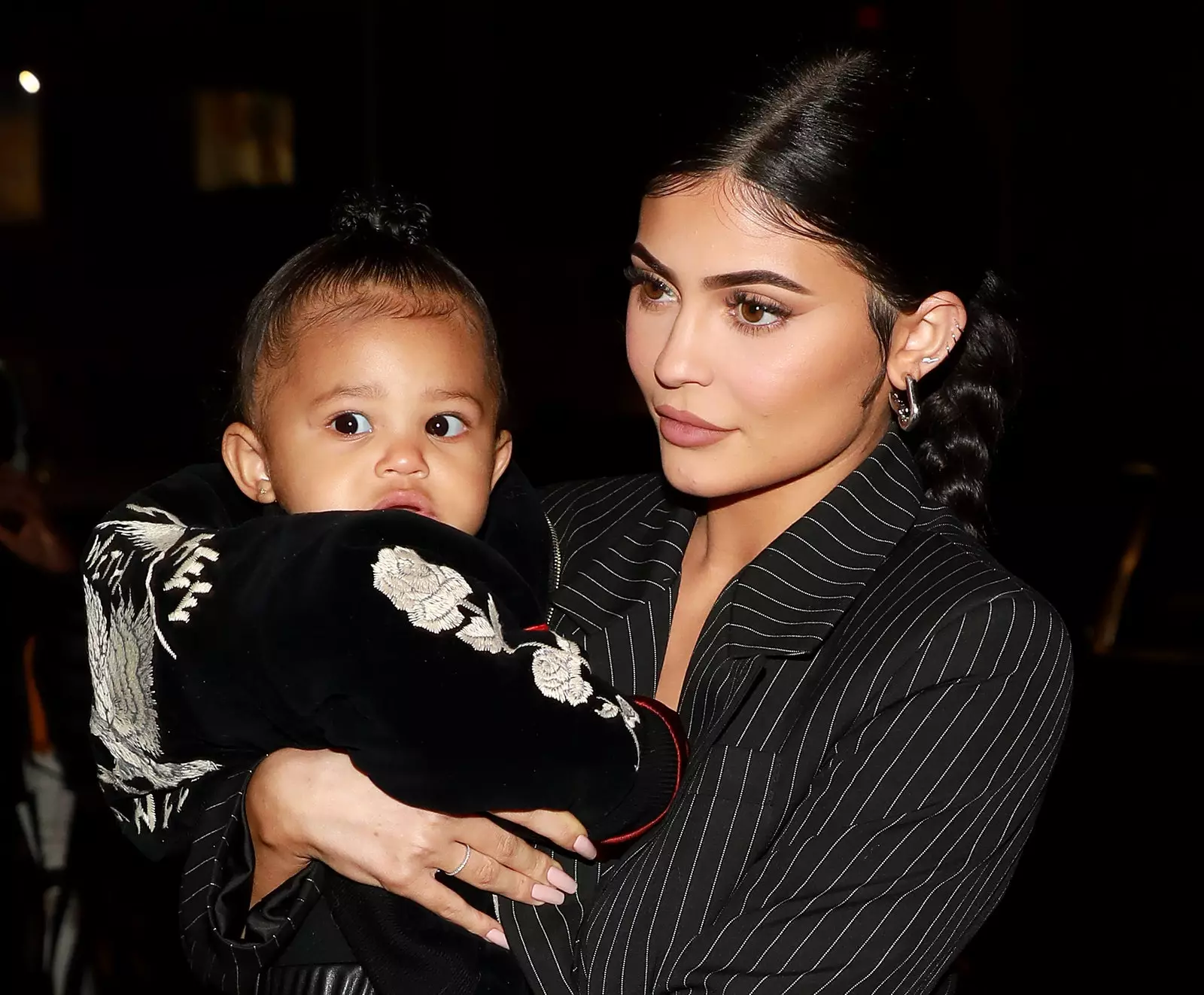 D'Kylie Jenner schmëlzt d'Netzwierker mat engem Video vum Stormi Schnéi mécht