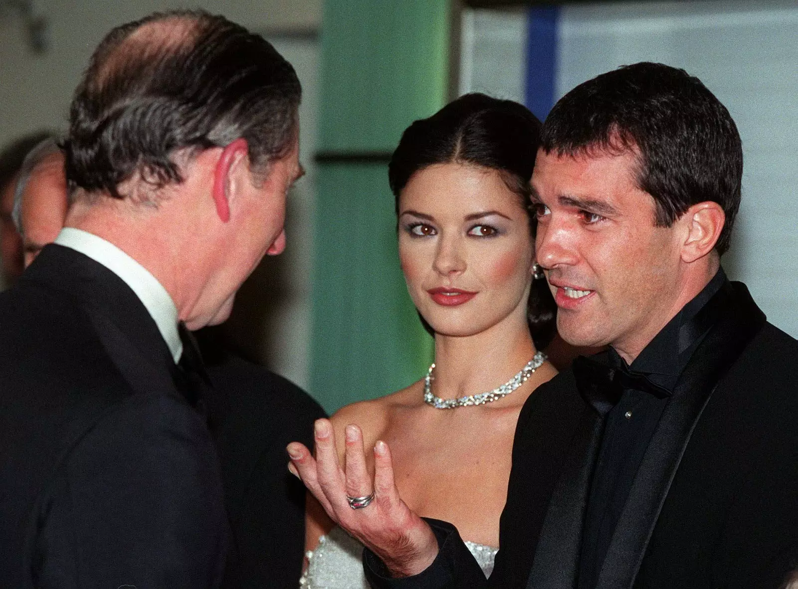 Catherine ZetaJones og Antonio Banderas med prins Charles ved premieren på The Mask of Zorro.