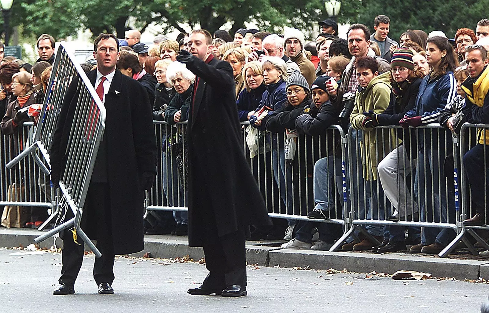 En opsigt ved dørene til Plaza Hotel i New York før Michael Douglas og Catherine ZetaJones' forestående bryllup til...