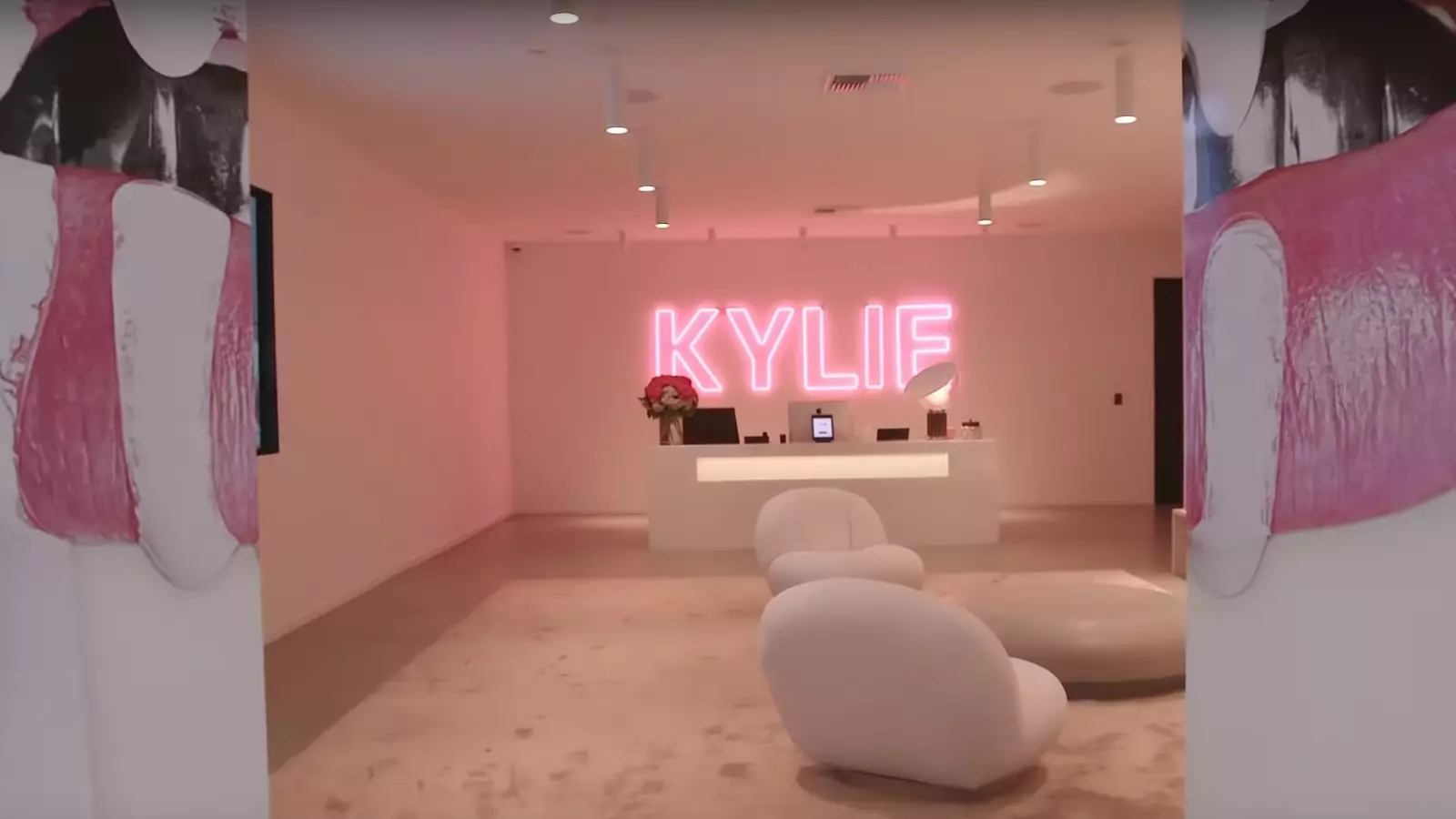 Kylie Cosmetics-ийн оффисын хаалга.