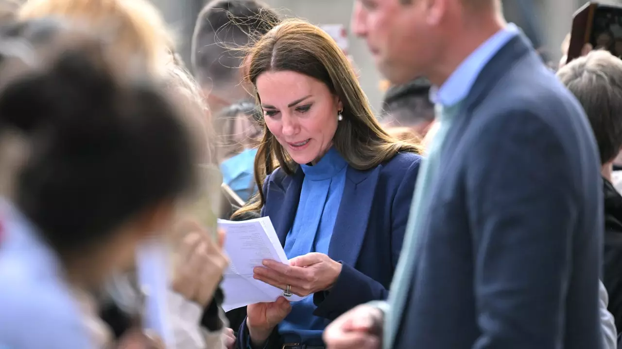 Kate Middleton hjælper en elev med at løse et krydsord med et fingerpeg om Elizabeth II
