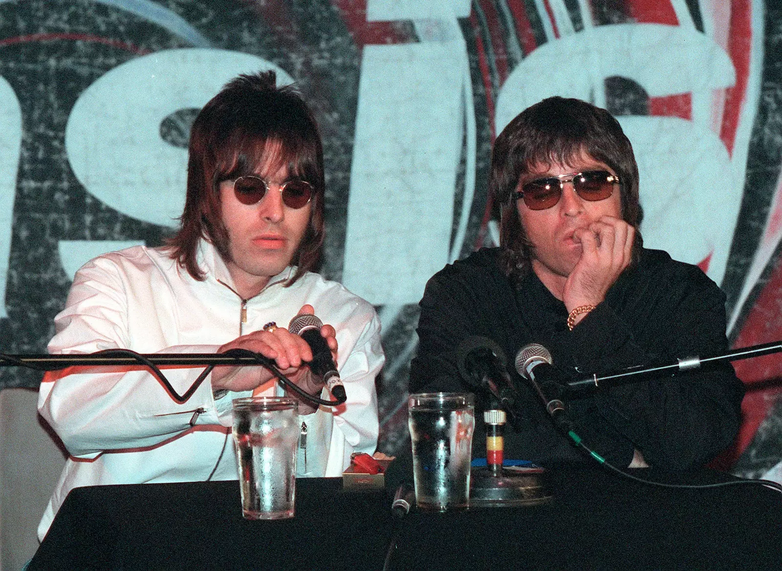 I fratelli Liam e Noel Gallagher degli Oasis in una conferenza stampa nel 1999.
