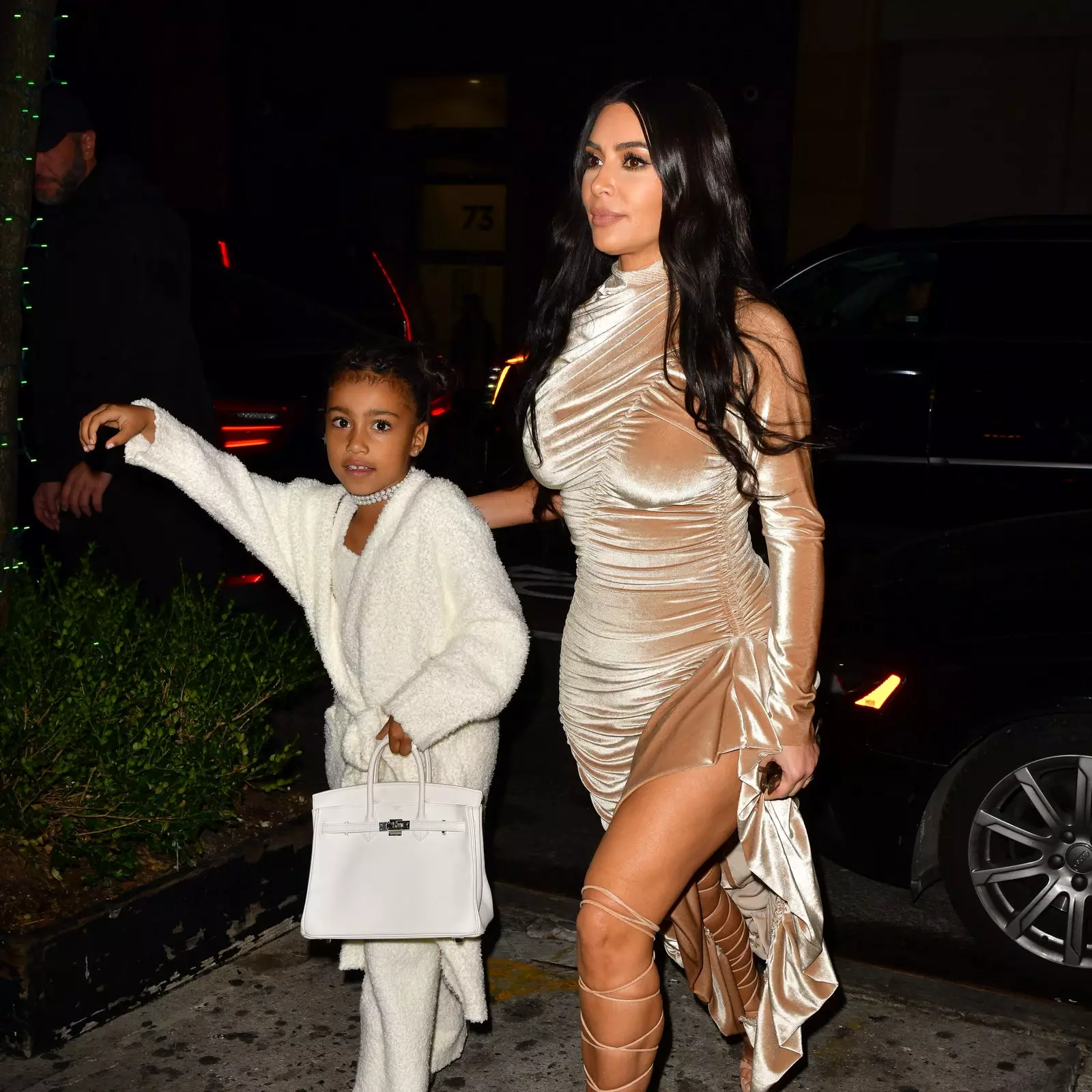 Kim Kardashian lan North West ing New York tanggal 22 Desember.