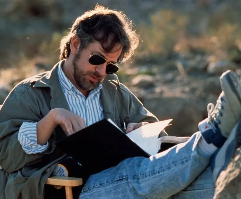 Sutradara Steven Spielberg ing set film 'Indiana Jones and the Last Crusade' ing taun 1989.