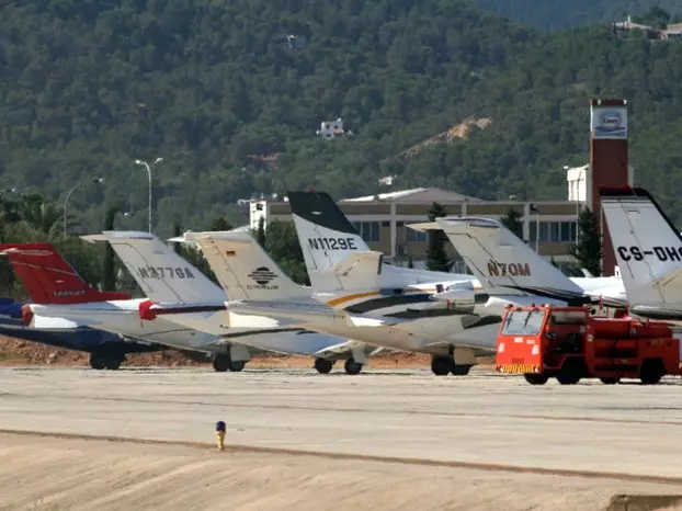 Vliegtuigen op de luchthaven van Ibiza