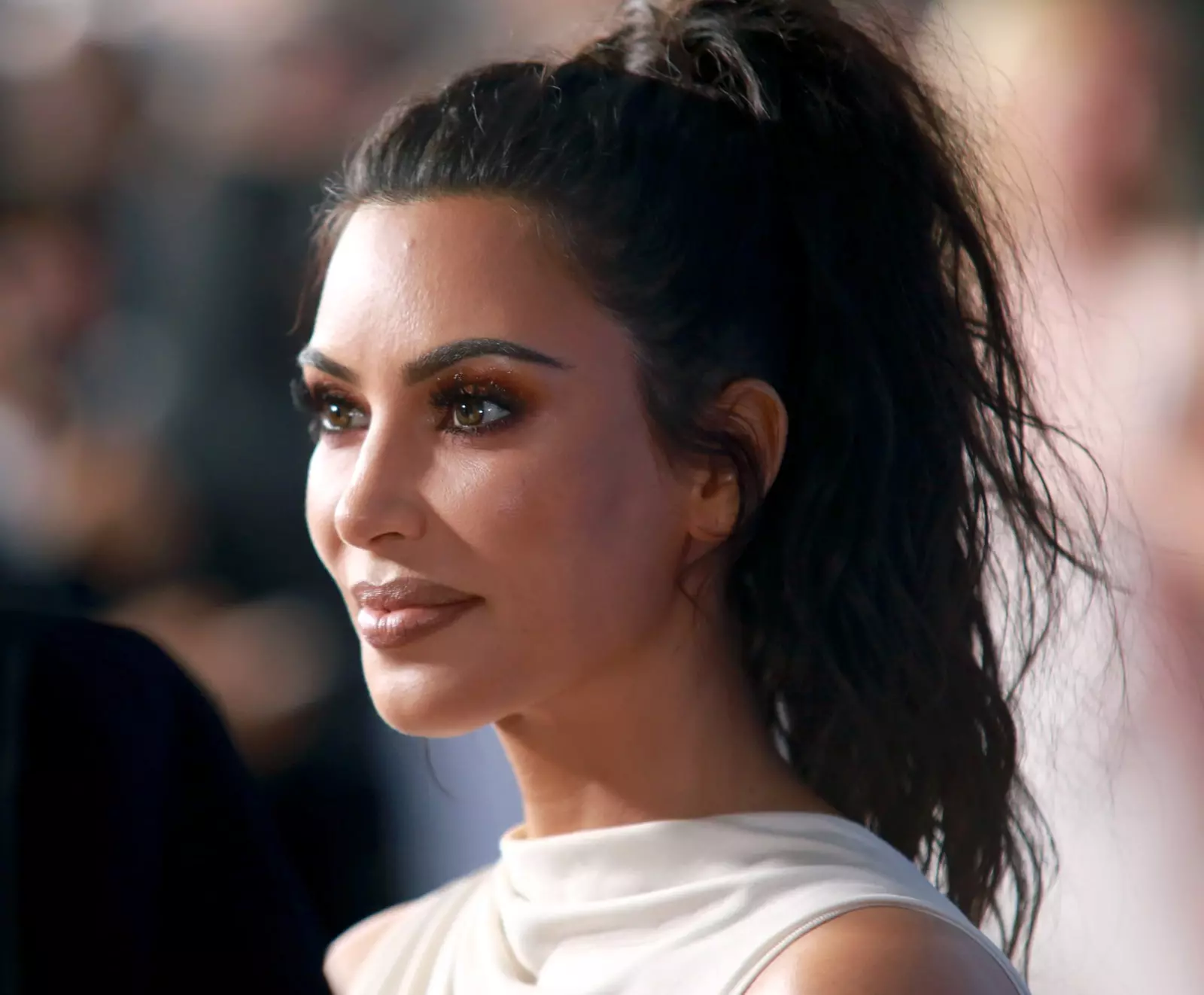 Kim Kardashian und ihre erneuten Probleme mit Psoriasis in einem Selfie