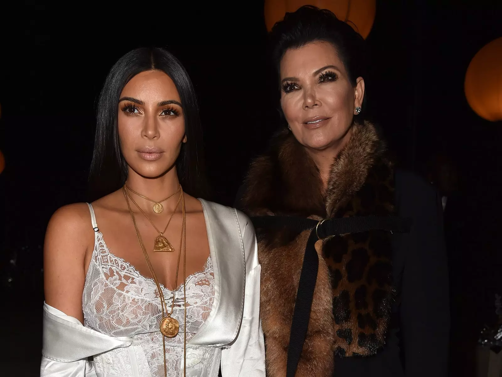 Kim Kardashian kaj Kris Jenner ĉe la plej nova spektaklo de Givenchy.