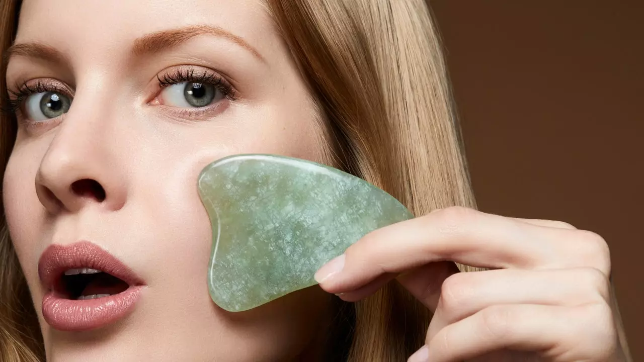 איך להשתמש באבן Gua Sha, הטכניקה להצערת הפנים שמחוללת מהפכה באינסטגרם