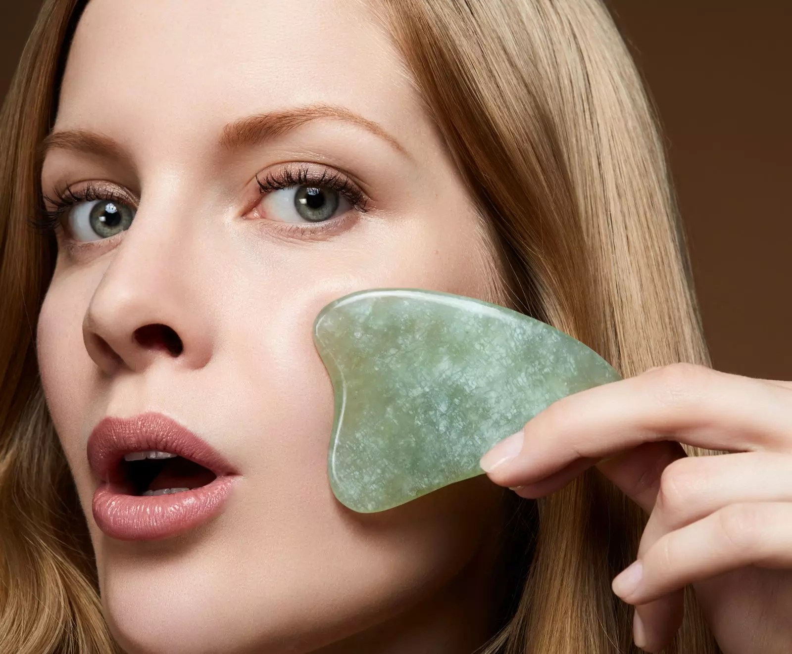 የውበት ሴት ፊት gua sha