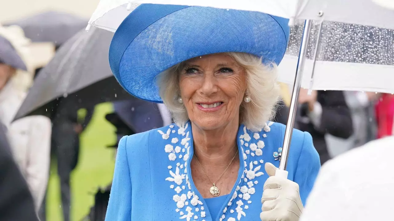 Camilla genskaber Elizabeth IIs 'porcelænskop'-look ved Buckinghams første 'havefest' siden pandemien