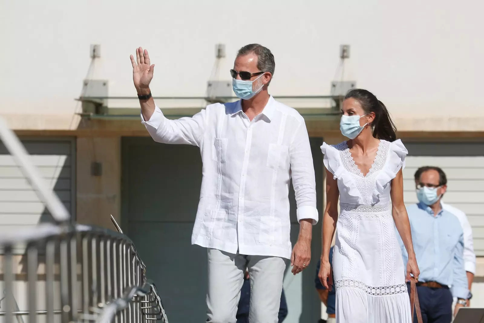 Gúna Ibizan foirfe Letizia chun deireadh a laethanta saoire i guipure le ruffles agus Felipe a mheaitseáil