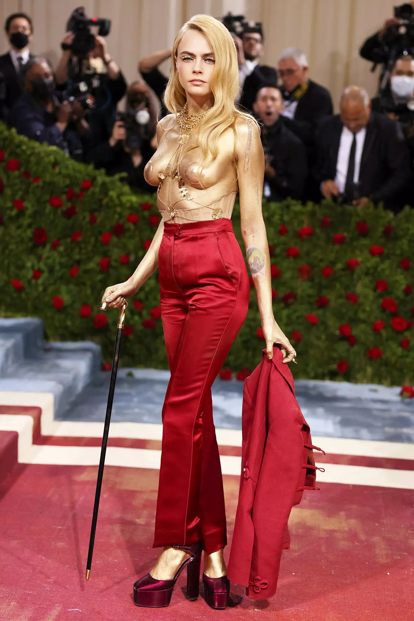 ছবিতে Cara Delevingne Human Person Fashion Premiere Clothing Apparel Red Carpet এবং Red Carpet Premiere থাকতে পারে